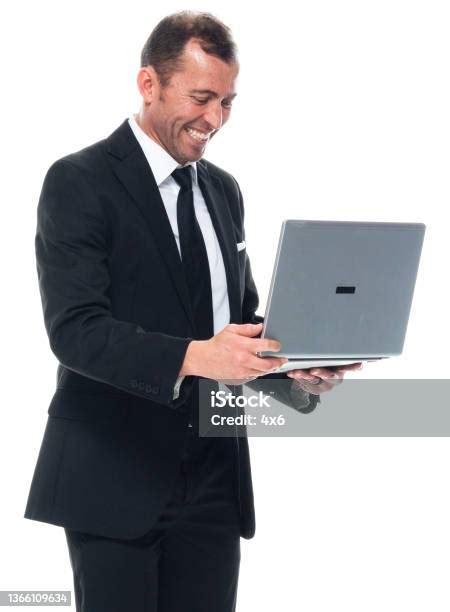 백인 남성 은 비즈니스 웨어를 입고 컴퓨터를 사용하여 흰색 배경 앞에 서 40 44세에 대한 스톡 사진 및 기타 이미지 40 44세 갈색 머리 긍정적인 감정 표현