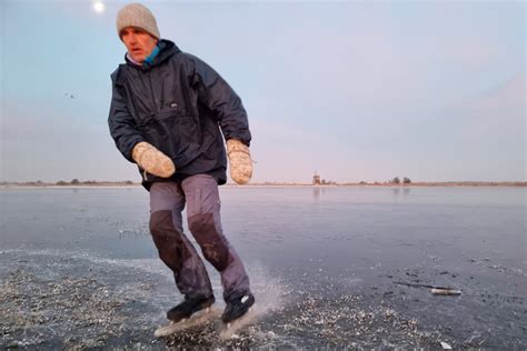 Eerste schaatsers op Ryptsjerksterpolder WâldNet