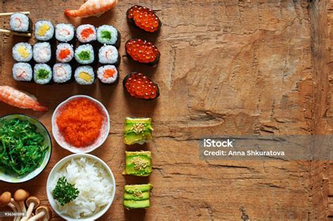 오믈렛 새우 연어 캐 비어와 미 역 밥 나무 테이블에 Tobiko와 모듬된 초밥 플랫은 텍스트 위한 공간을 놓으십시오 0명에 대한 스톡 사진 및 기타 이미지 Istock