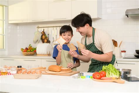 행복한 젊은 아시아 아버지와 아들이 집에서 부엌에서 요리하는 모습 2명에 대한 스톡 사진 및 기타 이미지 2명 가정 생활