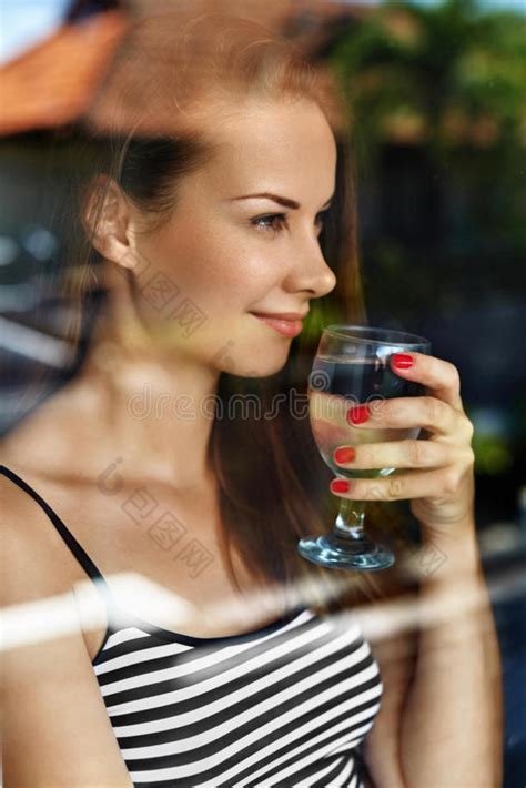 喝水微笑的女人喝水饮食健康的生活方式图片 包图网企业站