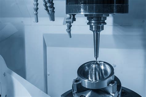5 축 Cnc 밀링 머신은 솔리드 볼 노즈 엔드 밀 공구로 샘플 부품을 절단합니다 0명에 대한 스톡 사진 및 기타 이미지 0명 Cnc 장치 공장 산업 건물 Istock