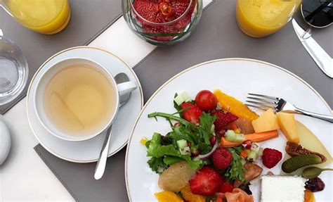 5 Tips To Making Healthy Choices When Eating Out Fabfitfun