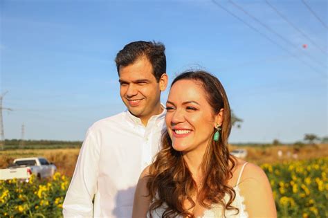 Dono de girassóis atrasou plantio só para 1ª filha a casar ter fotos