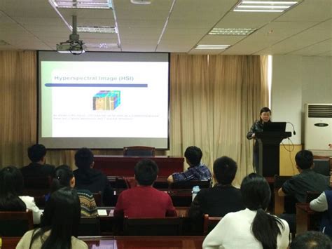 华中科技大学李红教授应邀来我院讲学 数统学院