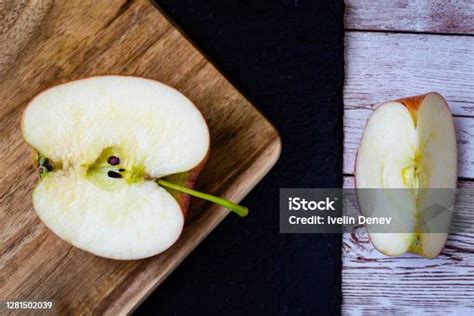 검은 돌 배경과 나무 테이블에 배치 같은 사과의 분기 조각을 통해 나무 도마에 배치 반으로 빨간 갈라 사과 0명에 대한 스톡 사진 및 기타 이미지 Istock
