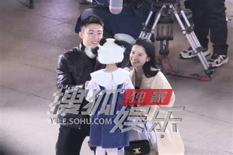 黄景瑜张婧仪和小演员搭戏 满眼温柔互动画面温馨 搜狐大视野 搜狐新闻