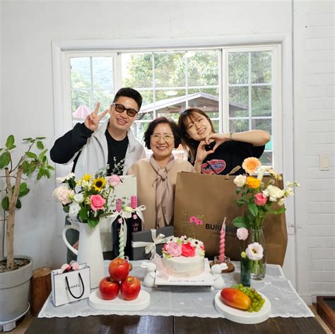 박철현 세상에서 가장 긍정적이고 유쾌하신 울 엄마의 칠순 잔치 삶에 우여곡절도 많고 4남매에 조카들까지 키우시느라 제일 많이 고생하셨을텐데 나는 살면서 한 번도