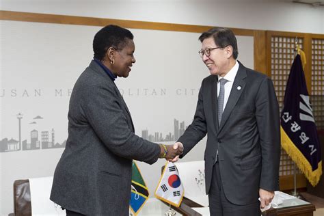 포토 20221103 탄자니아 국토부 장관 접견 국제의전실 부산광역시장 박형준