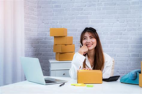 직장에서 포장 상자와 함께 집에서 작업 하는 여성 중소 기업 소유자 온라인 쇼핑 중소기업 기업가 또는 프리랜서 작업 개념 경영자에 대한 스톡 사진 및 기타 이미지 Istock