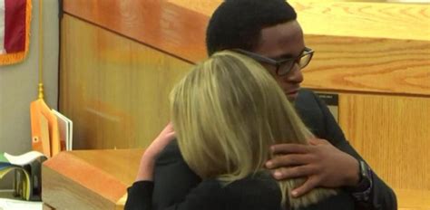 El increíble abrazo del hermano de un joven asesinado a la mujer que lo mató
