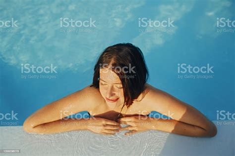 수영장에서 휴식을 취하고 태양 빛 여름 휴가를 즐기는 행복한 젊은 여성 고급 리조트에서 휴가에 갈색 머리 소녀 웃고 옥상에 수영장에서 수영 복사 공간 건강한 생활방식에 대한