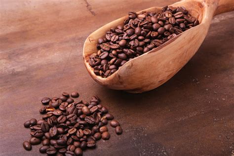 어두운 돌 테이블에 Cezve에 커피 콩 커피 분쇄기 및 터키 커피와 오래 된 나무 국자 갈색에 대한 스톡 사진 및 기타 이미지