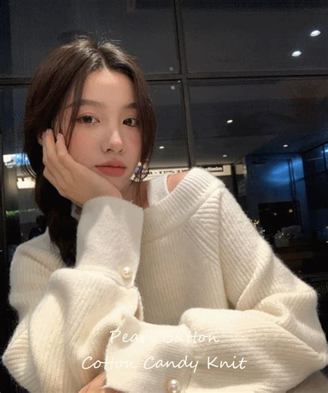 데일리언니 주문폭주🧸 청순룩여친룩데이트룩봄가을 심플 베이직 섹시 원오프숄더 진주 펄 단추 퍼프 슬리브 부드러운