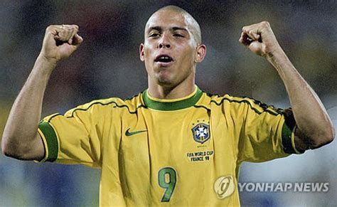 호나우두 세계 최고의 선수 흑인이자 브라질인비니시우스 인종차별 피해자라 큰 의미→fifa 올해의 선수 수상에 박수
