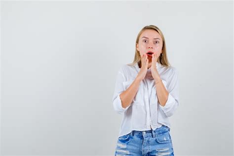 Молодая блондинка в белой рубашке Бесплатно Фото