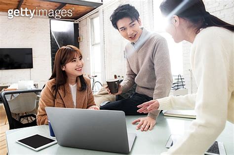 스타트업 소기업 라이프스타일 비즈니스 비즈니스미팅 미팅 회의실 사무실 업무현장 팀워크 노트북컴퓨터 개인용컴퓨터 이미지 Vs11977962