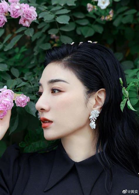 女星黄奕惹争议！擅自拿展品拍照被美术馆批评