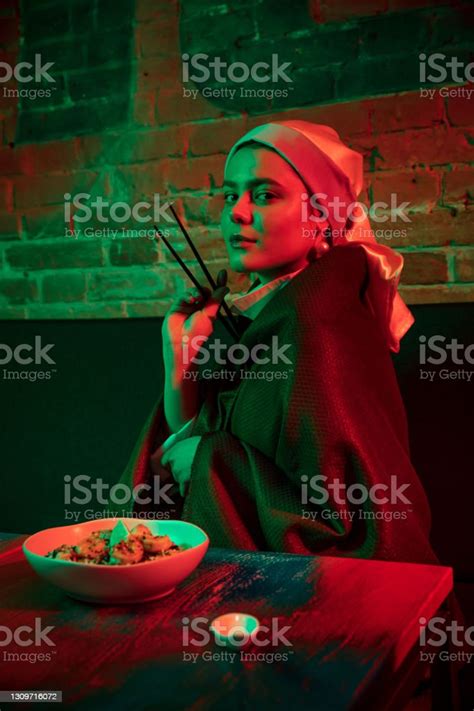 진주 귀걸이를 가진 아름다운 소녀 네온 빛에 현대적인 카페에서 점심을 복용 18 19세에 대한 스톡 사진 및 기타 이미지