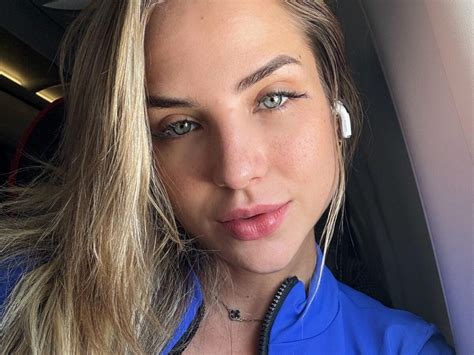 Com Cerveja Na Mão Gabi Martins Sensualiza De Shortinho
