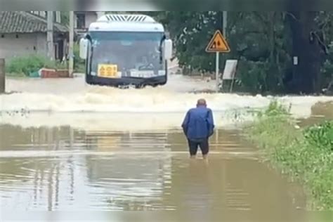 惊险瞬间老人徒步过涉水路段被迎面驶来的大巴激起浪花掀翻 大巴 路段 浪花