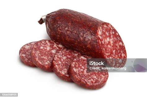 클리핑 경로와 전체 깊이의 필드가있는 흰색 배경에 고립 된 슬라이스가있는 훈제 소시지 살라미 0명에 대한 스톡 사진 및 기타 이미지 Istock