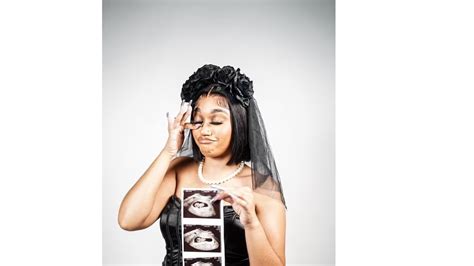 Pregnancy Photoshoot থিম নাকি অন্তিম সংস্কার সন্তানসম্ভবা হওয়ায়