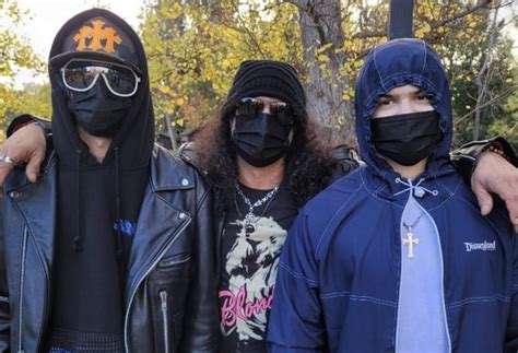 Slash Spends Christmas With Sons At Disneyland Photos Blabbermouthnet