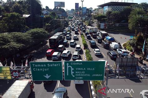 Jalur Puncak Bogor Macet Saat Liburan Panjang ANTARA News