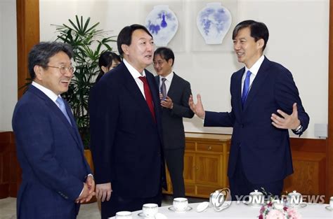 얘기 나누는 조국 윤석열 강기정 연합뉴스