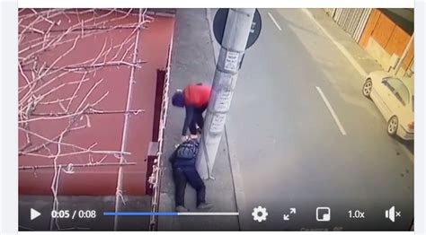 Momentul în care un tânăr jefuiește un bărbat căzut pe o stradă din Capitală din motive medicale