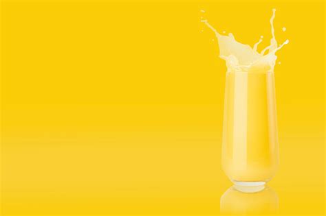 유리에 담긴 노란색 오렌지 차가운 주스 밝은 물보라 날아가는 물방울 화려한 노란색 배경 복사 공간 튀는 상쾌한 건강한 여름 감귤 음료 감귤류 과일에 대한 스톡 사진 및 기타