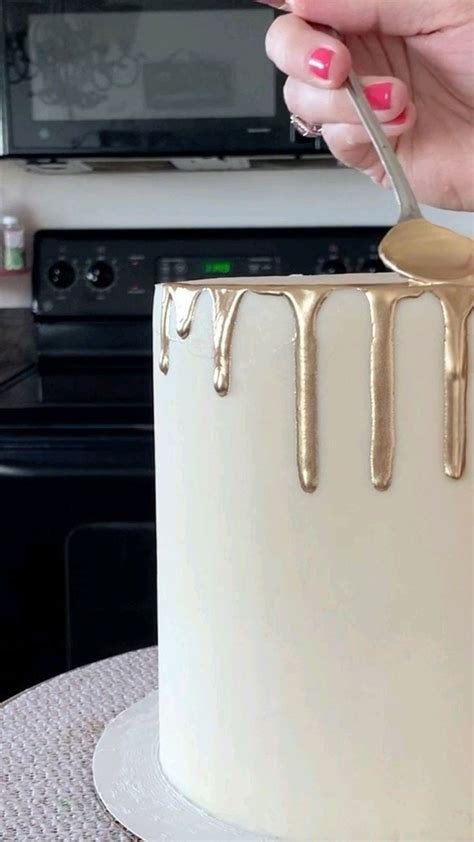 drip cake dourado Decoração de bolo Bolo de pneu Confeiteira