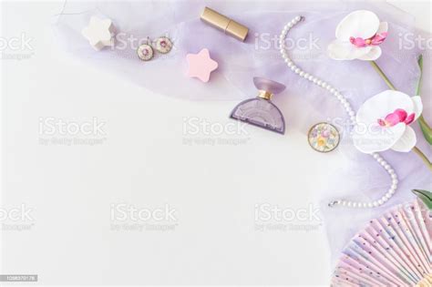 미용 제품 흰색 바탕에 장식 화장품 최고 보기 패션 블로거에 대 한 플랫이 하다 공간에 복사 합니다 립스틱 라일락 스카프 병
