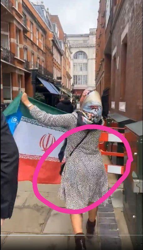 بالاترین این خانم چرا با شورت سکسی و پای لخت و دامن کوتاه رفته سفارت رای داده؟