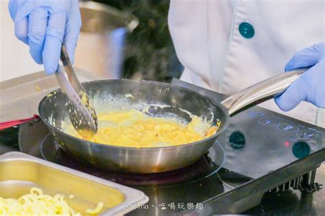 夏都城旅 安平館｜超豪華兩層樓遊戲空間 飯店內建騎士堡的概念。近漁光島 日落餘暉就在眼前。台南親子飯店 小咪ma．吃喝玩樂趣