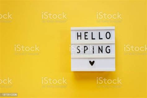 컬러 배경에 텍스트 안녕하세요 봄 라이트 박스 탑 뷰 플랫 레이 스프링타임 컨셉 4월에 대한 스톡 사진 및 기타 이미지 4월 개념 개념과 주제 Istock