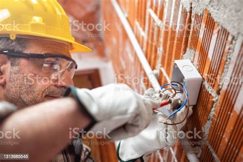 건설 현장의 전기 시스템에서 일하는 전기 기술자 건설 산업 55 59세에 대한 스톡 사진 및 기타 이미지 55 59세 Stem 주제 가위 Istock