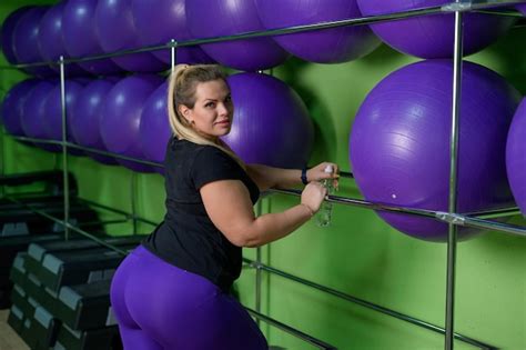 Premium Photo A Fat Woman Is Engaged In Aerobics And Trying To Lose