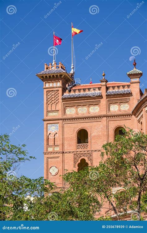 Detalle De Las Banderas De La Plaza De Toros En Madrid Imagen De
