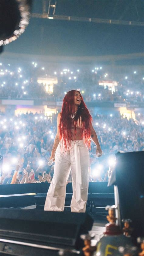 Karol G Enciende El Choliseo En El Concierto De Eladio Carrión