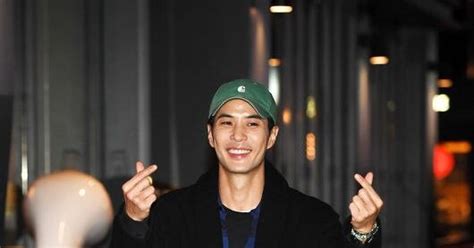 사진 김지석걸어오며 어둠 밝히는 미소