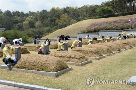 광주 북구의회 5·18민주묘지 봉사활동 연합뉴스