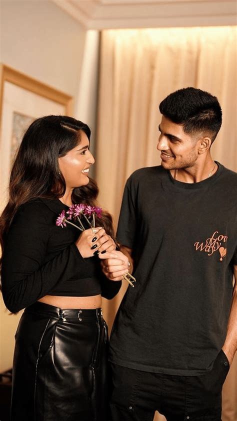 शुबमनला फुलं देत रोमँटिक पोझ देणारी ती आहे तरी कोण Shubman Gill