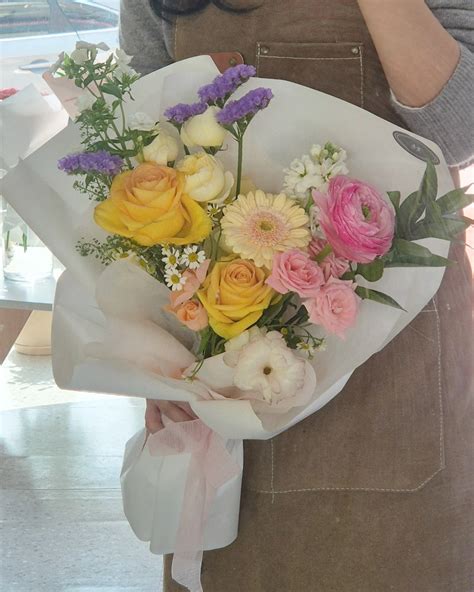 남원꽃집꽃의온기꽃온🌷 오늘의 햇살을 닮은 꽃다발 💐 따스한 옐로우 로즈와 사랑스러운 핑크 라넌큘러스 그리고 포근한