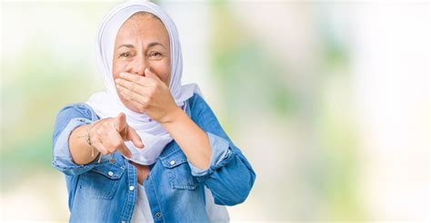 격리를 통해 중 동부 아랍 여자 착용 아라비아 Hijab 배경 당신의 입 부 끄 러운 식 이상 손가락 손으로 카메라를 가리키는