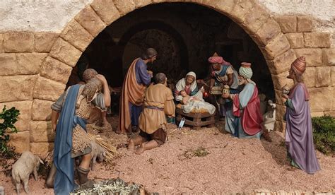 ¿cuál Es El Sentido Cristiano Del Belén Y El árbol De Navidad Alfa Y