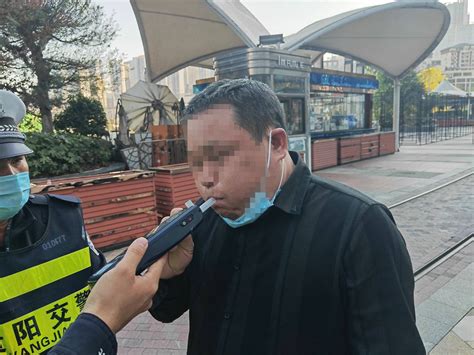 戏精！男子酒驾被查，为逃避处罚上演 花式”吹气余某检测进行