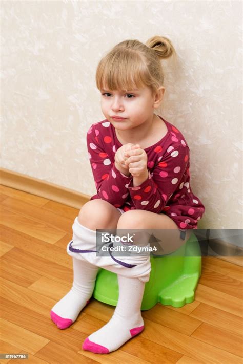 Foto De Menina Mijando No Penico E Mais Fotos De Stock De Fotografia
