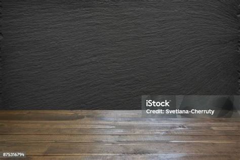 디스플레이 대 한 나무 탁상 및 블랙 슬레이트 Chalckboard 빈 또는 귀하의 제품을 몽타주 영화 슬레이트에 대한 스톡 사진 및 기타 이미지 Istock